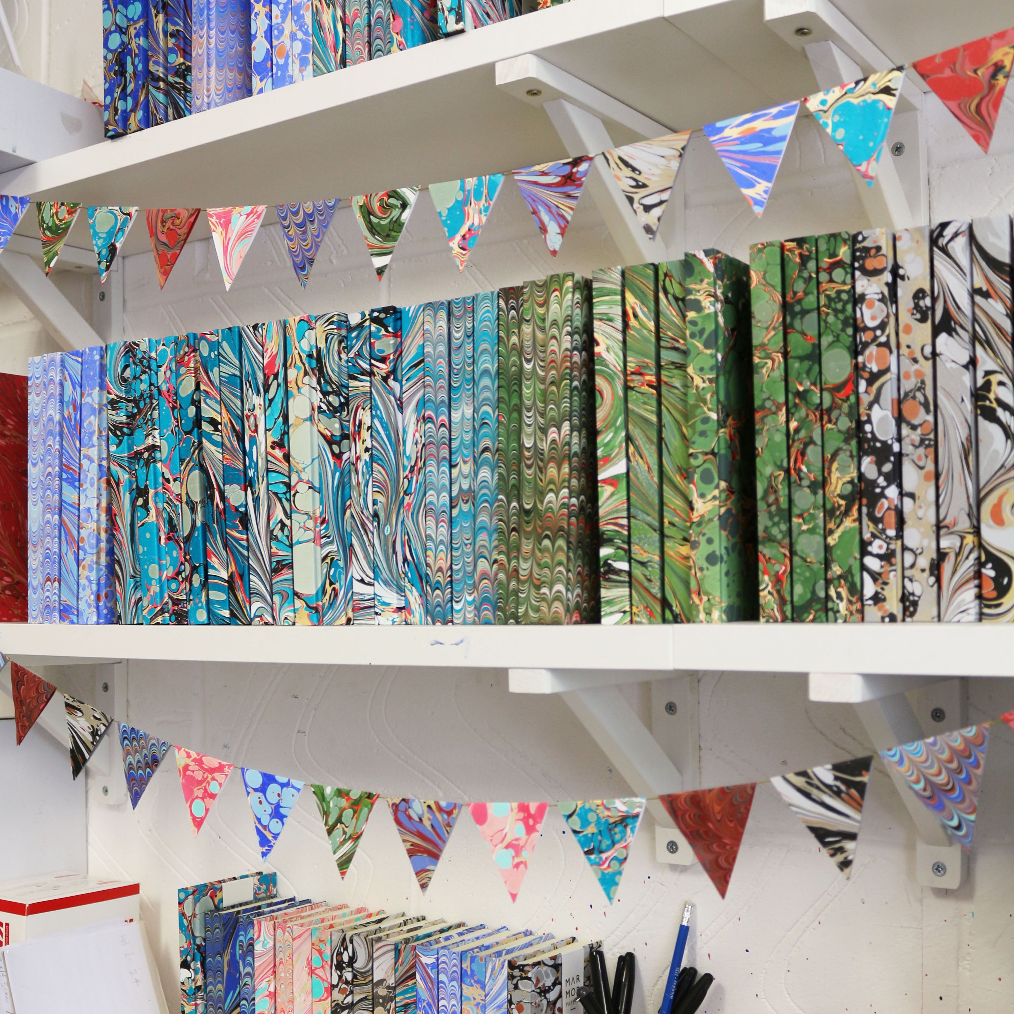 How to create your own easy marbled mini-bunting! – Marmor Paperie